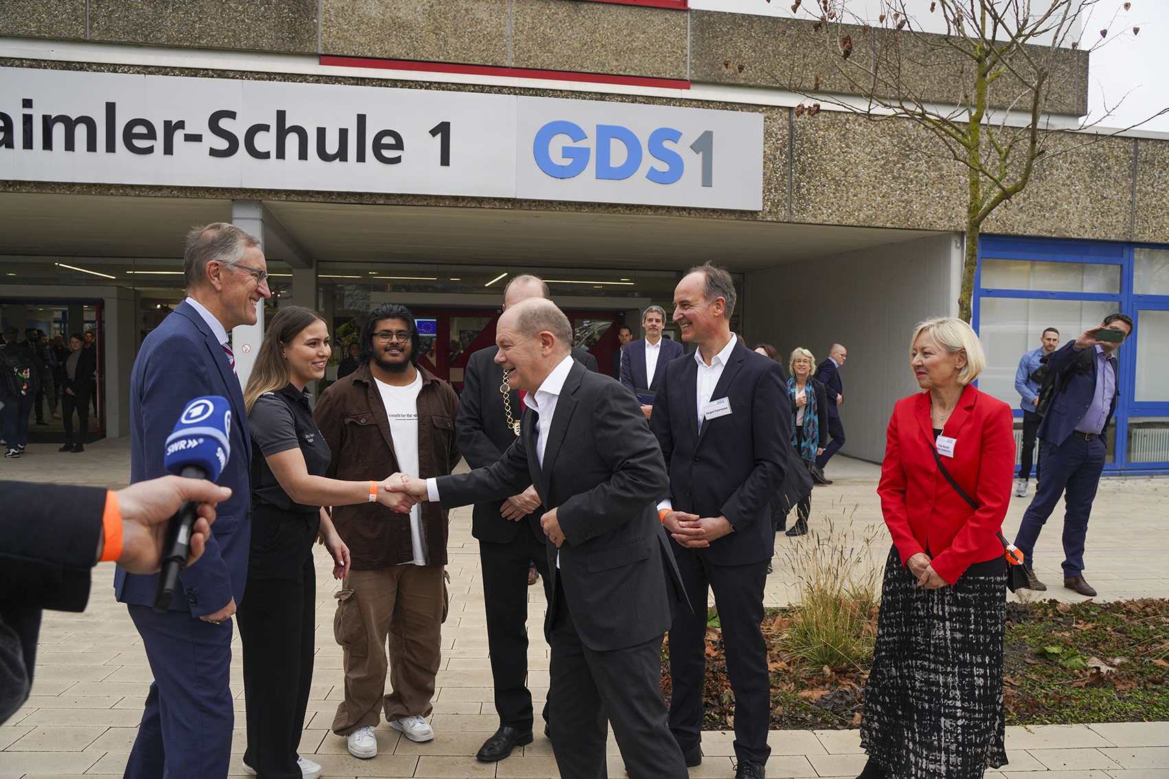 Die Bilder des Tages - Der Besuch von Kanzler Olaf Scholz in Sindelfingen - Nachrichten ...