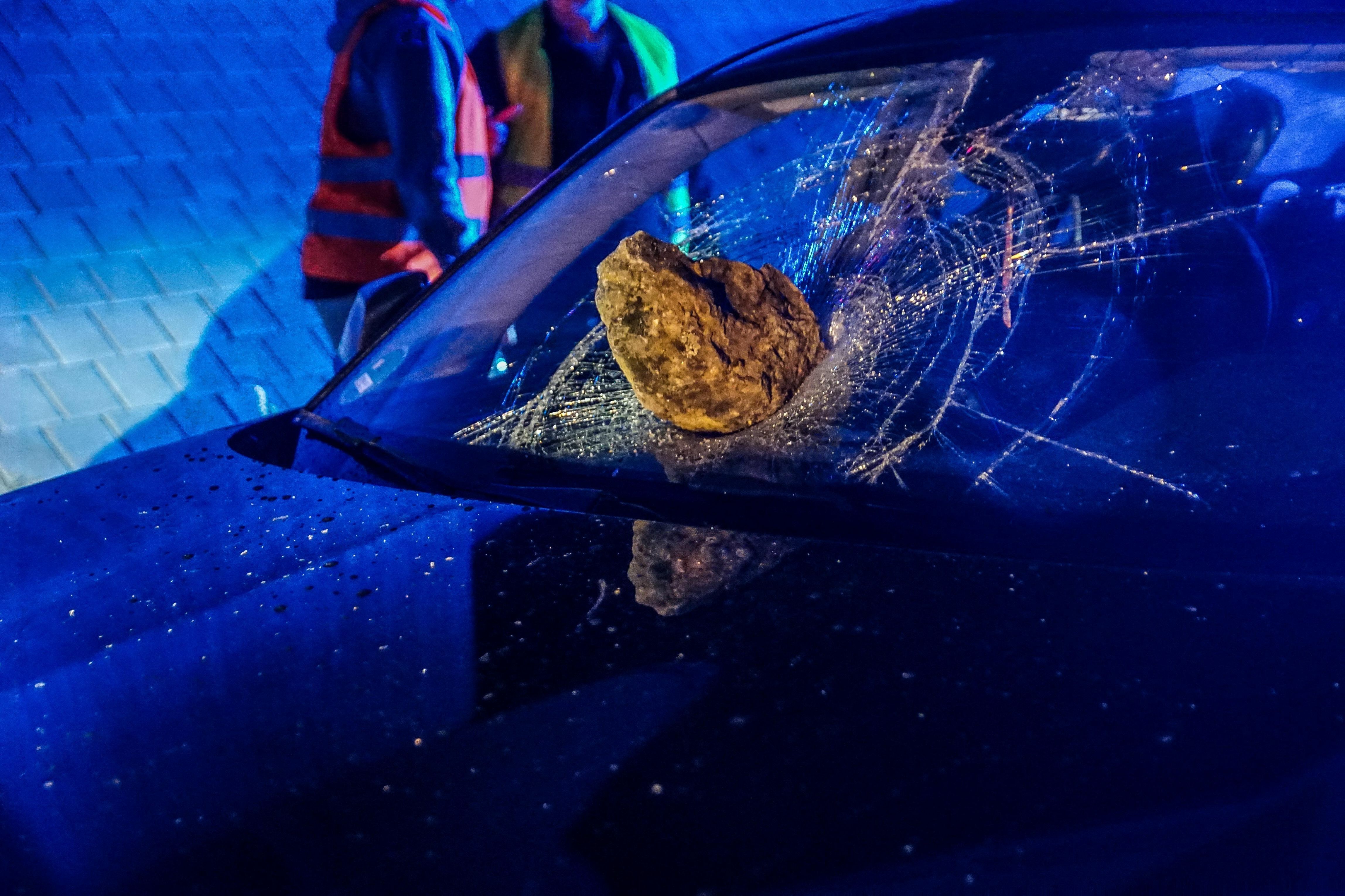 Sindelfingen/Maichingen/Grafenau: Polizei sucht dringend Zeugen nach Steinwurf auf der ...