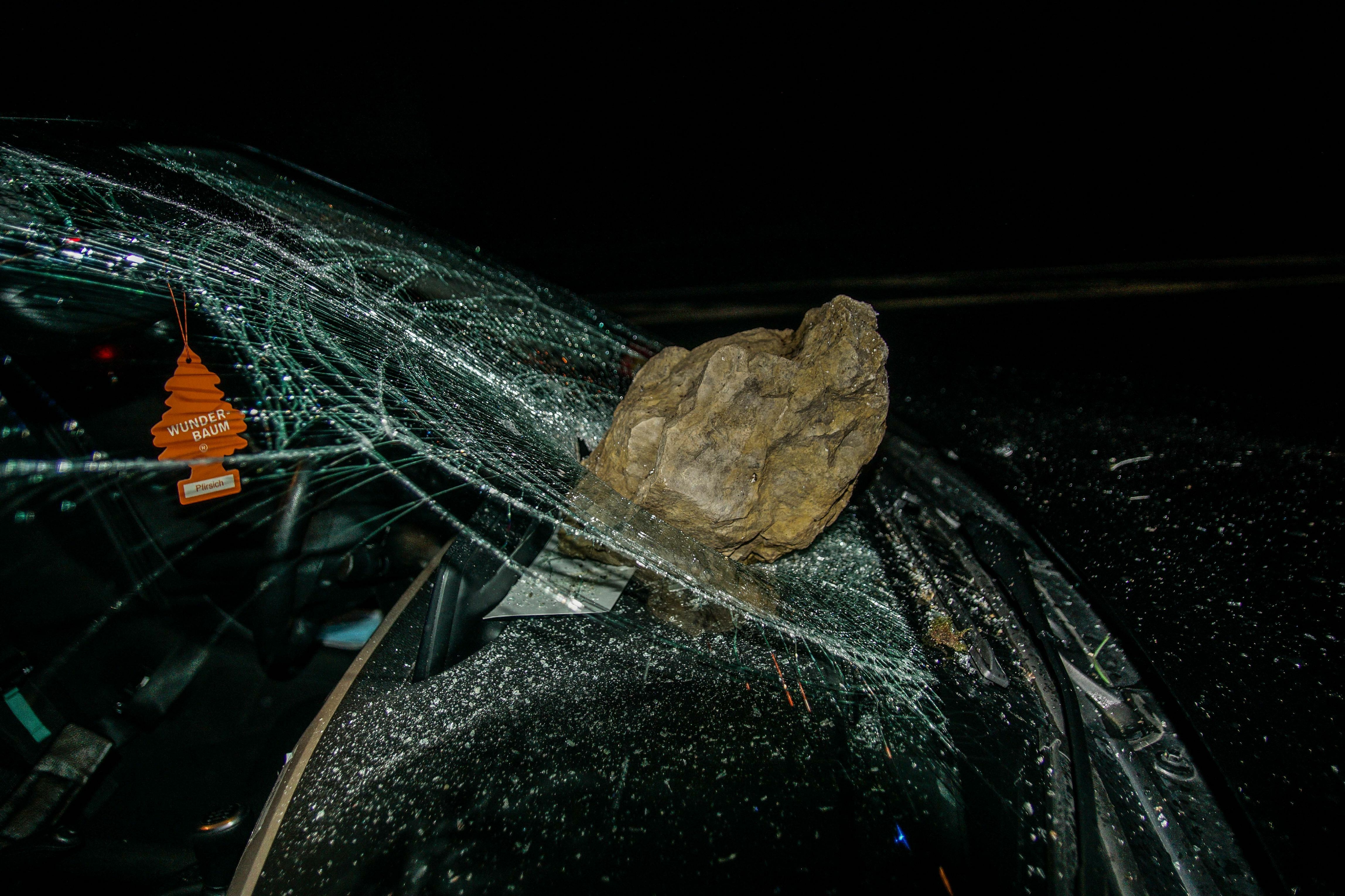 Sindelfingen/Maichingen/Grafenau: Polizei sucht dringend Zeugen nach Steinwurf auf der ...