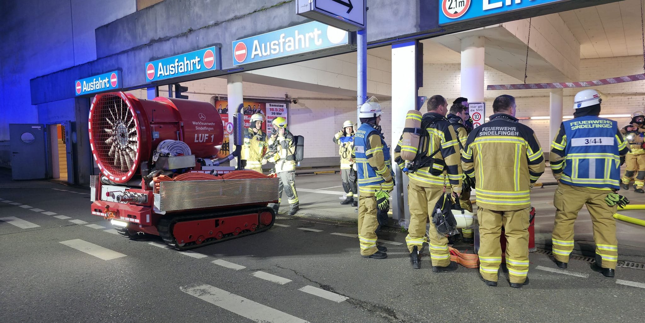 Sindelfingen - Ausgebranntes Auto steht noch immer im Stern Center ...