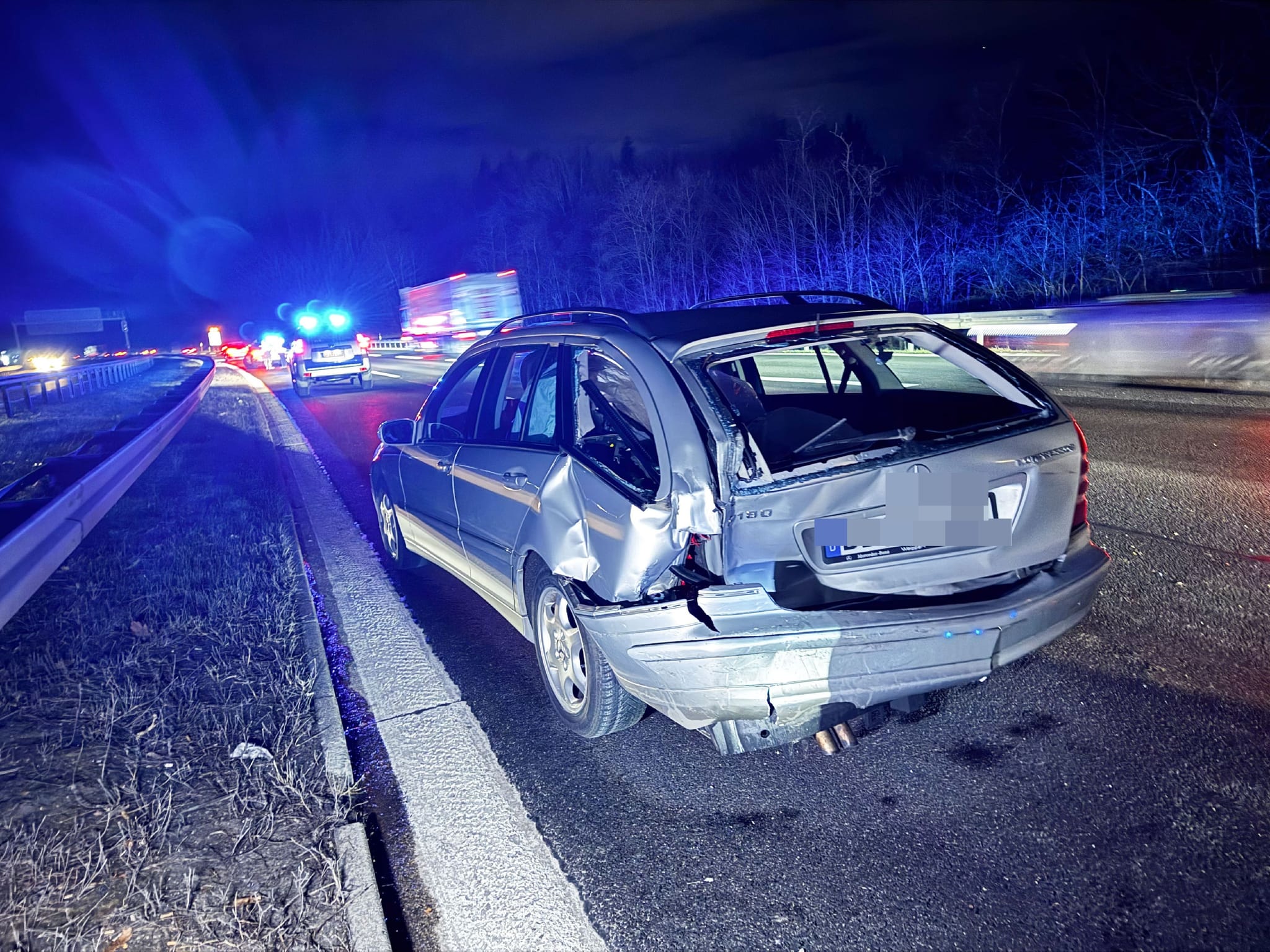 Vier Verletzte - Sindelfingen: Schwerer Unfall mit US-Militärfahrzeug auf der A81 - Nachrichten ...