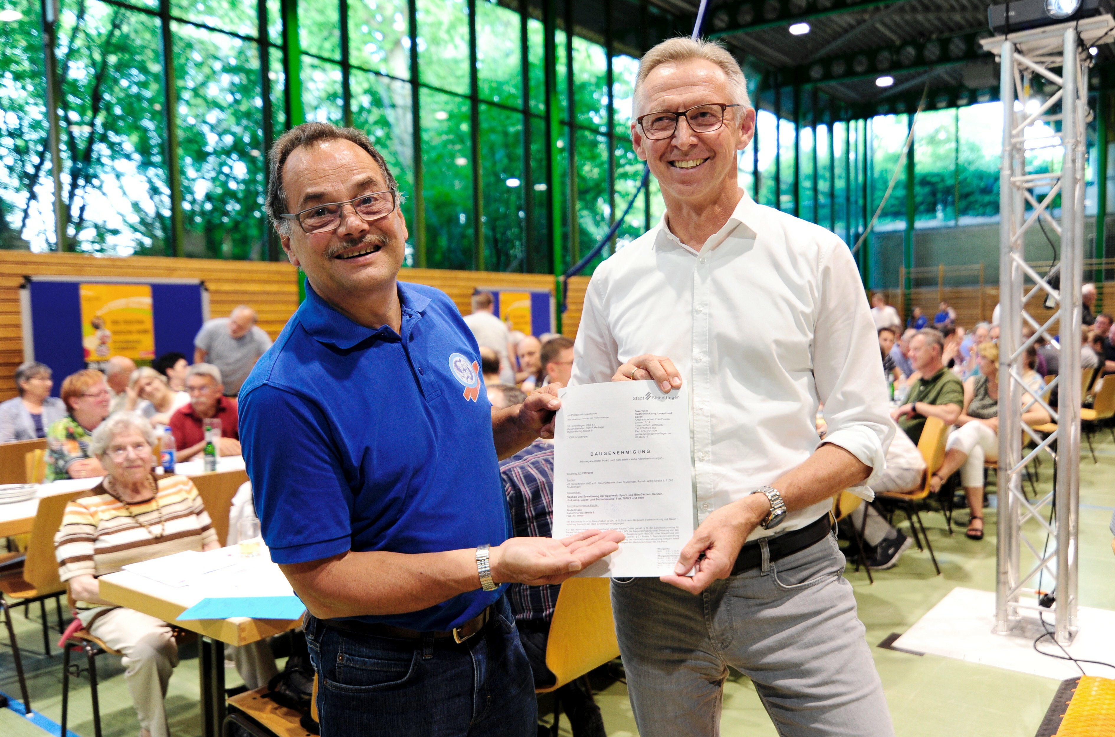 Sportbürgermeister Christian Gangl bringt die Baugenehmigung mit, dann ...