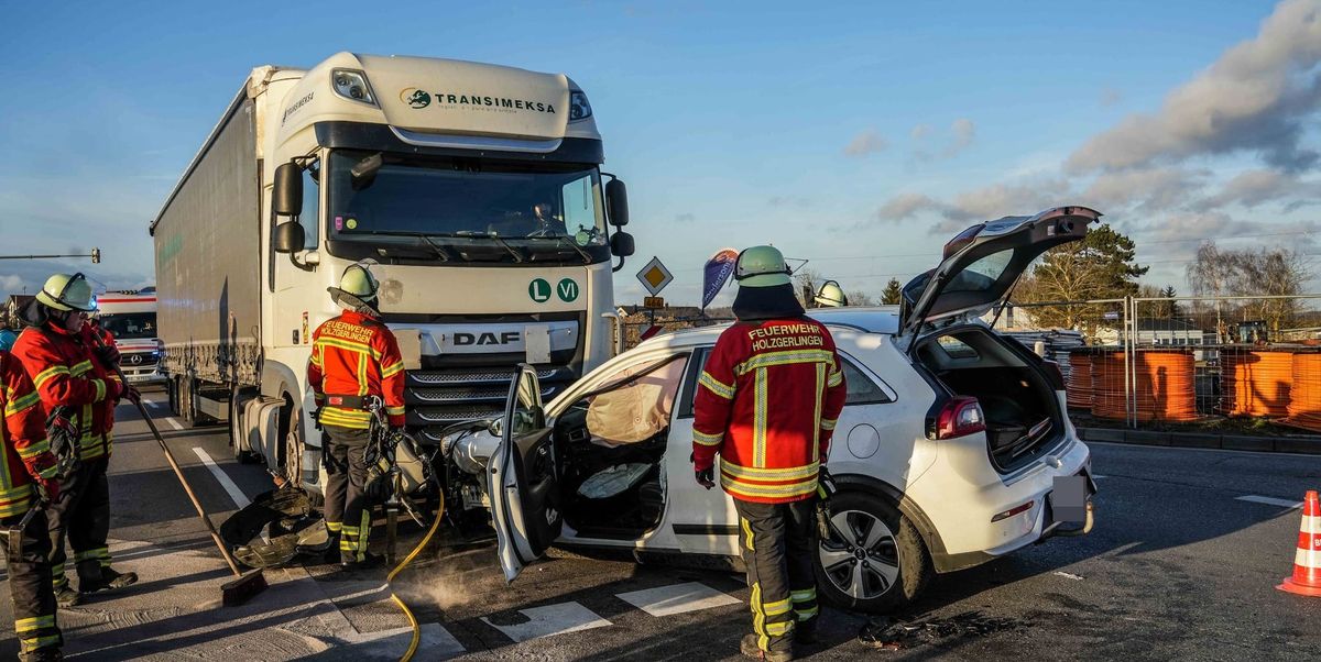 Blaulicht - Unfall mit Totalschaden auf der B464 bei Holzgerlingen - Nachrichten | Sindelfinger ...