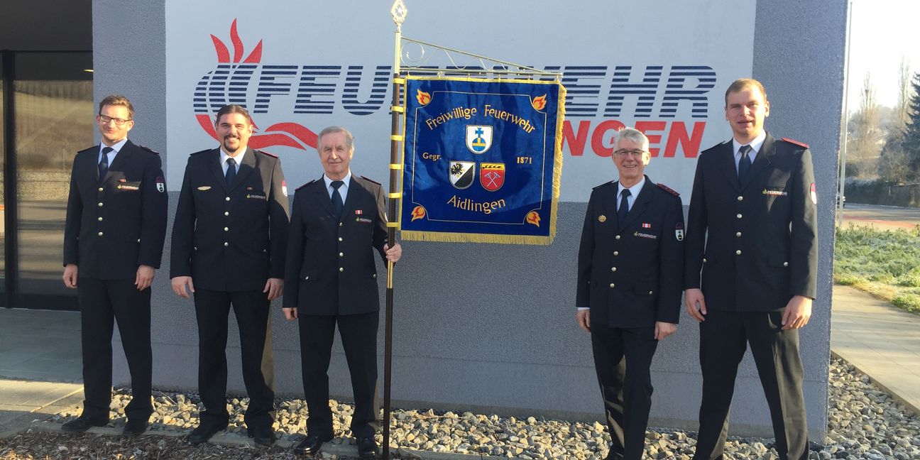 Festschrift und neue Fahne ersetzen Feierlichkeiten / Erstmals ...