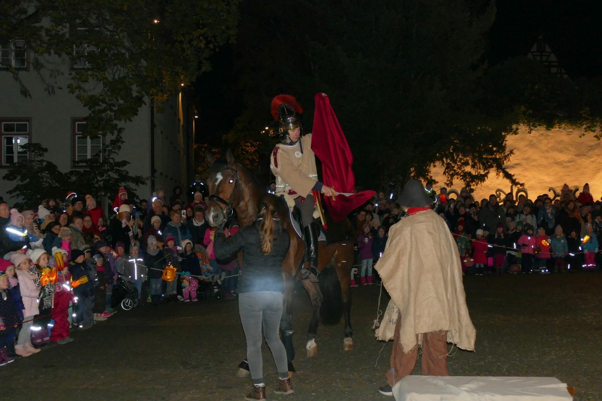 52. Martinsumzug - Sindelfingen: Thomas Hellwig gibt Sankt Martin und ...
