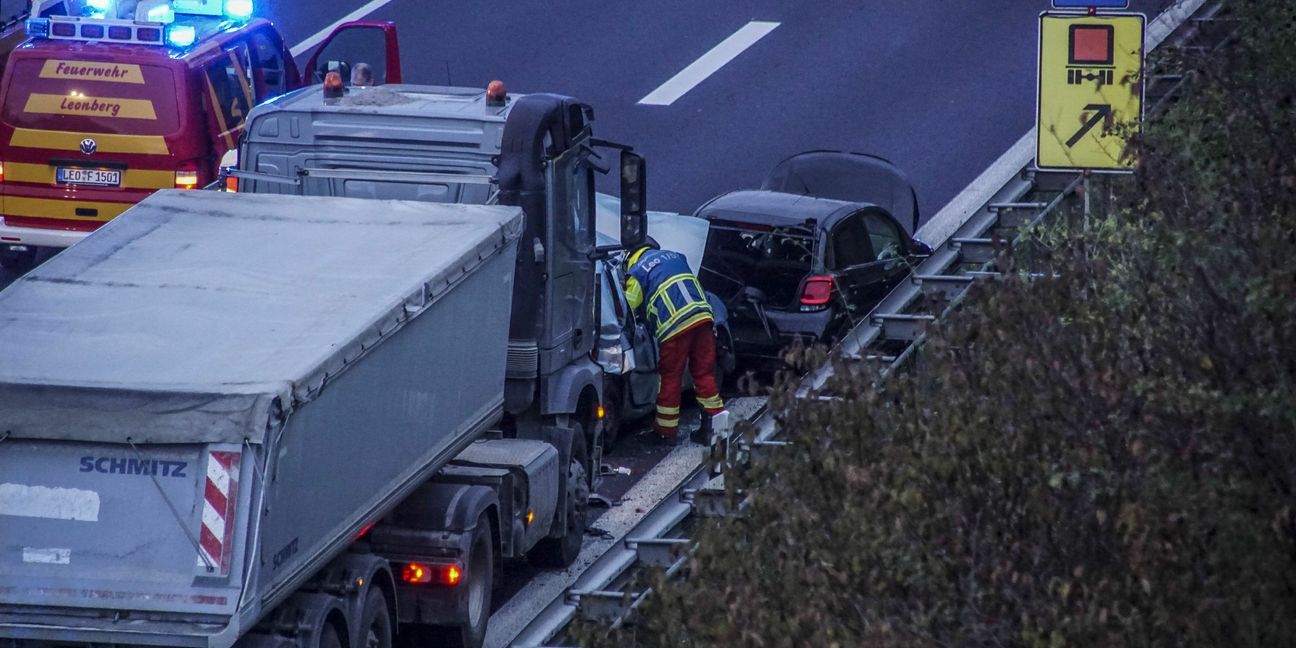 Sperrung nach Unfall auf der A8 bei Leonberg - Nachrichten | Sindelfinger Zeitung / Böblinger ...