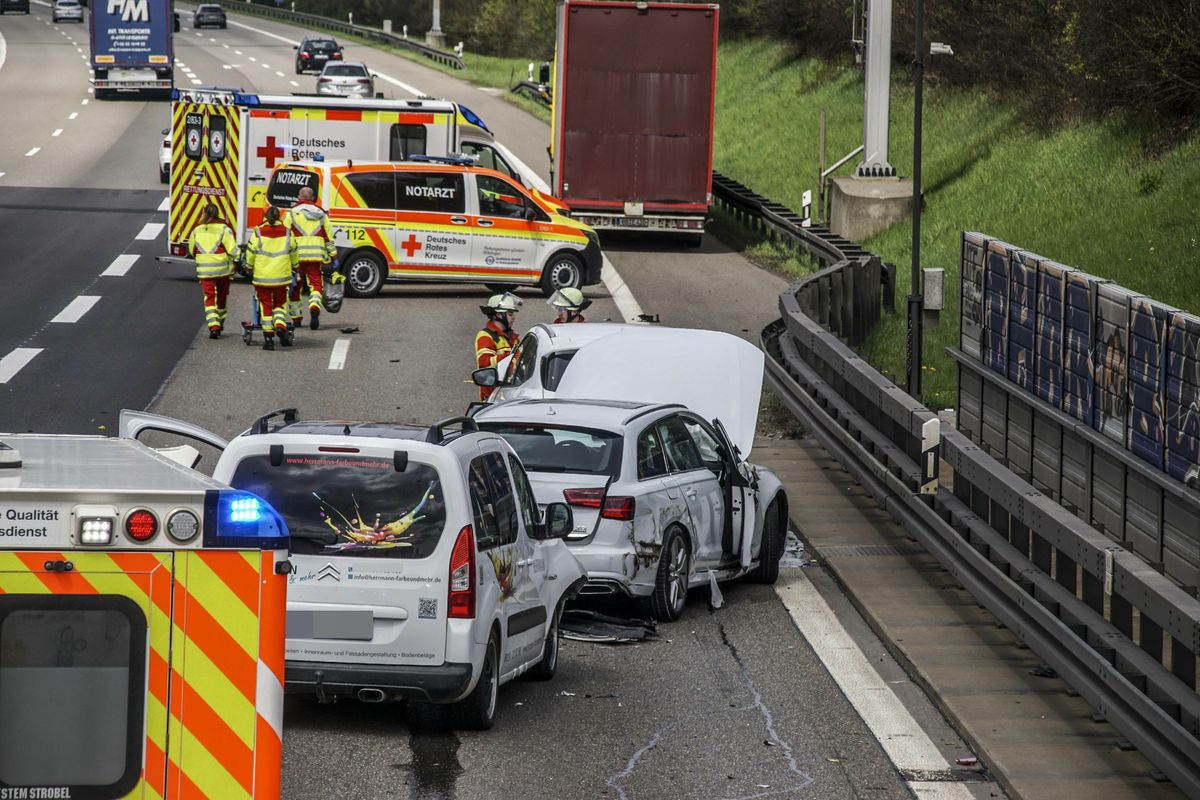 Anschlussstelle Leonberg Ost - A8: Stau nach schwerem Unfall auf der Autobahn - Nachrichten ...
